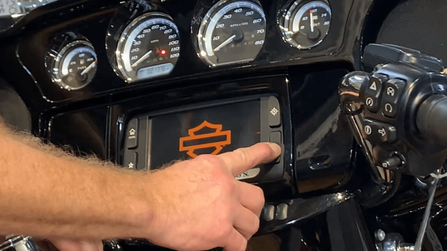 Harley Radio Troubleshooting: Harley Davidson Harman Kardon Radio ...